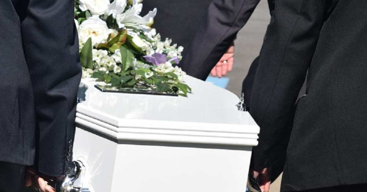 Jej strój na pogrzebie kuzyna wywołał poruszenie. „Jak można tak się ...